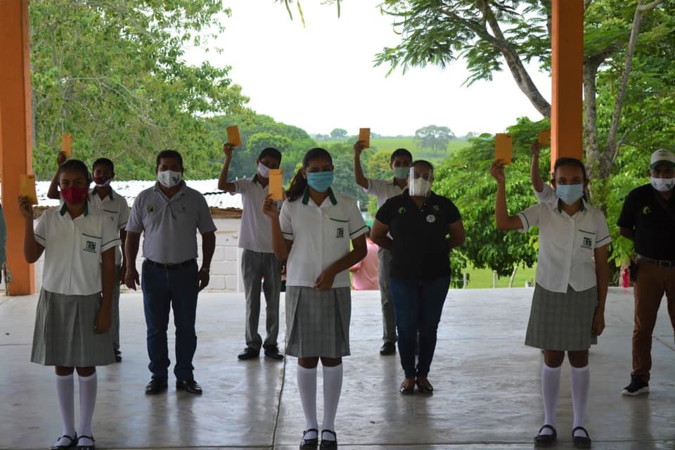 El Heraldo de Tuxpan - Finaliza entrega de becas El Heraldo de Tuxpan - Finaliza entrega de becas